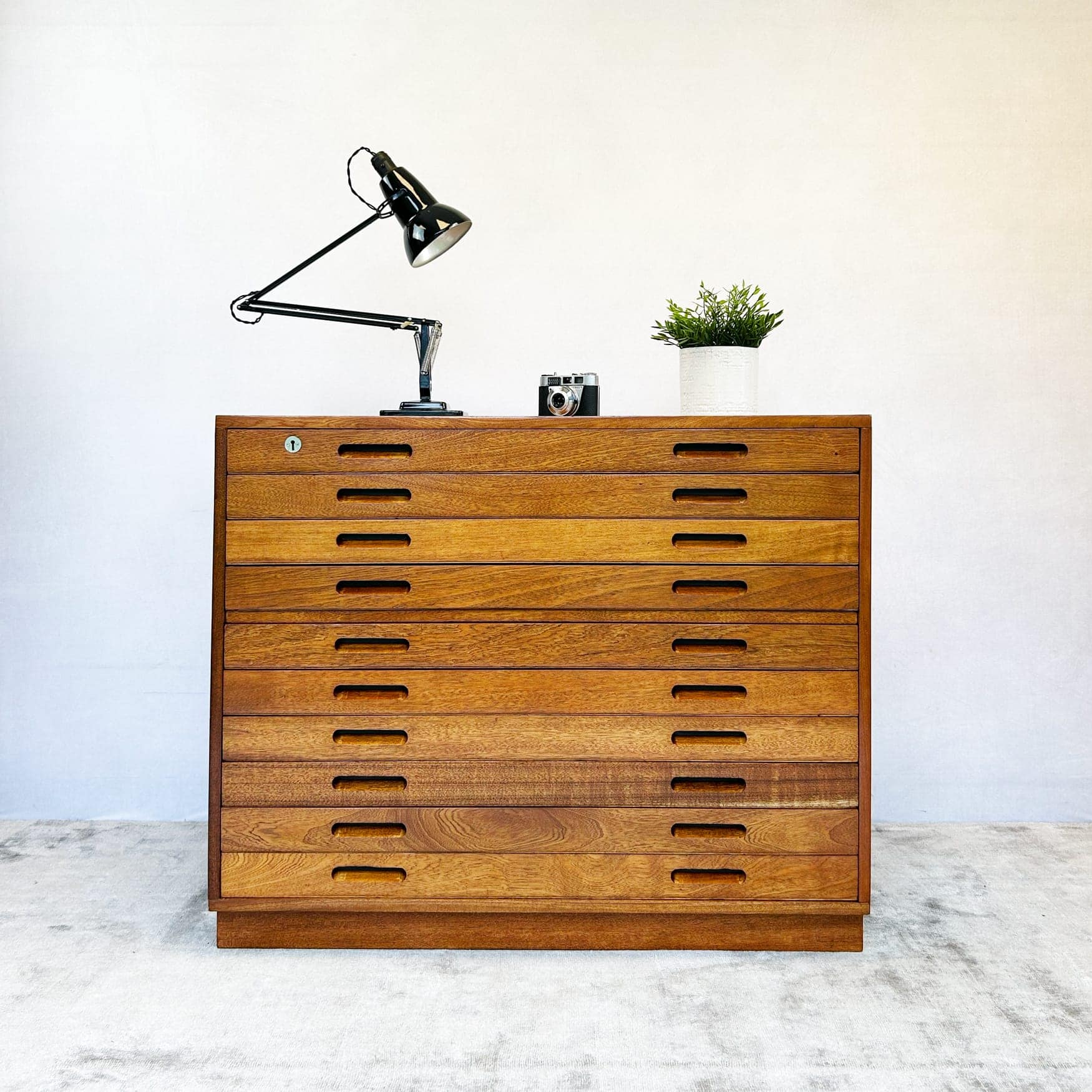 March 2025 Latest Stock - & VNTG